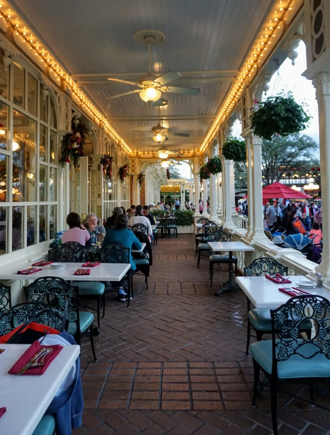 Where Can You Eat Outside At Disney World?