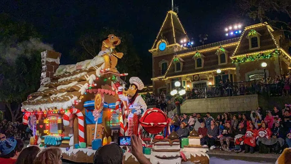 Is Disneyland Busy In December? Best Days To Visit (2023)